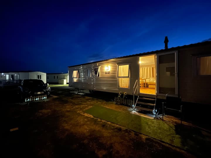 Lovely 4-bed Holiday Home At Caravan Holiday Park - Clacton-on-Sea