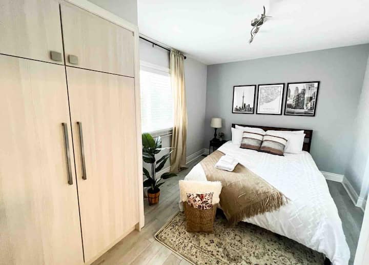 Modern & Cozy Retreat – Steps To Transit & Eats! - Toronto
