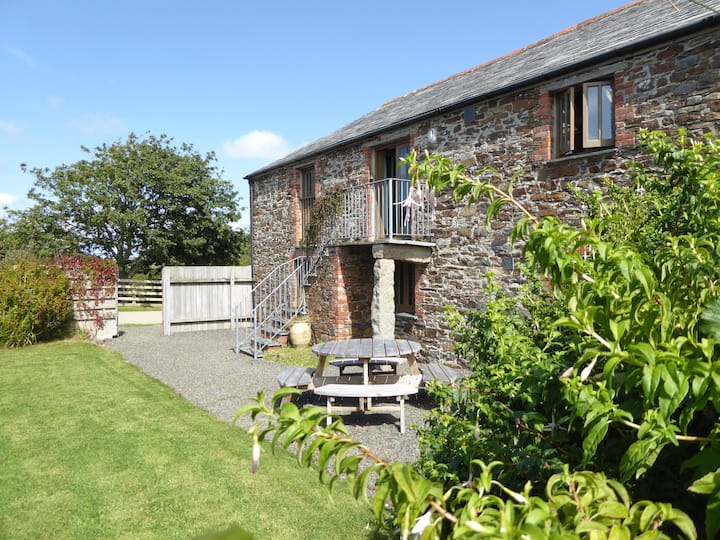 Mealhouse-bright And Beautiful Barn Near The Beach - Crackington Haven
