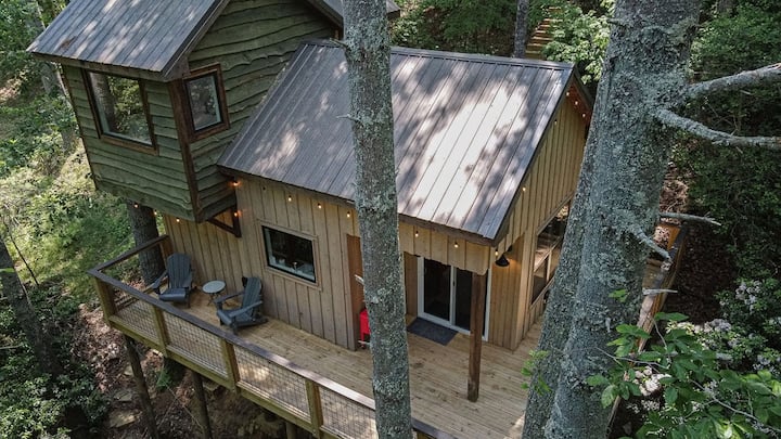 Al's Nest: Secluded Treehouse Overlooking Creek - Dahlonega, GA
