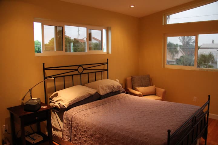 Queen Size Bedroom Near Beach - Merritt Island, FL