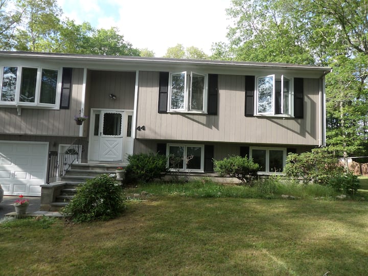 Country Home In Beach Town - Fall River, MA