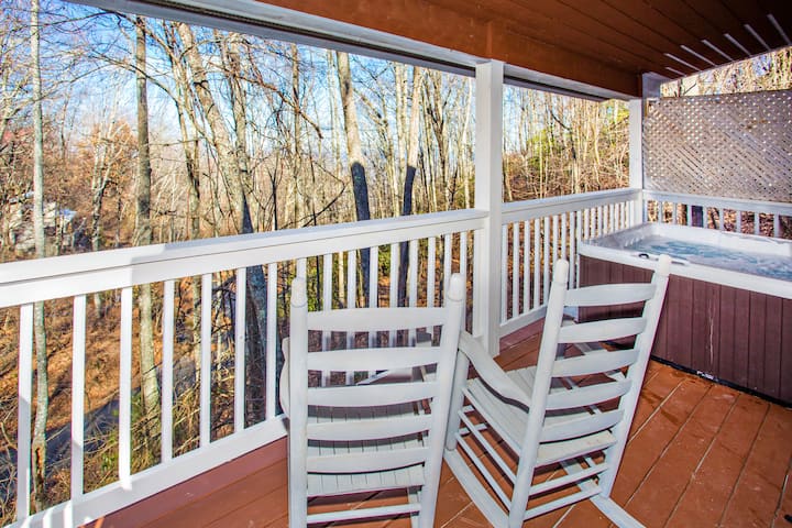 Cozy Log Heaven - Bear Sightings & Pet Friendly - Gatlinburg, TN