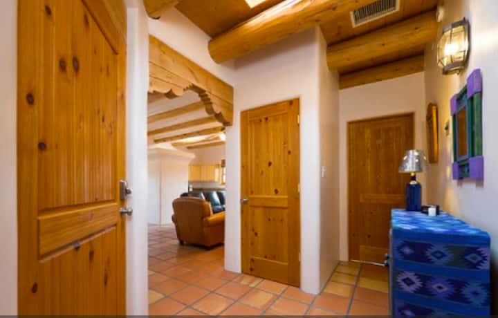 Sunny Casa Placidita. Walk To Plaza! 2 Bdr, 2 Ba, Sleeps 4, Yard, Patio, Carport - Santa Fe