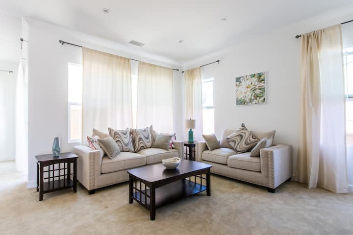 全新独栋舒适带阳台雅房，交通方便。社区配套齐全，周围游泳池，公园，运动场一应俱全，步行可达购物中心！ - Tustin, CA