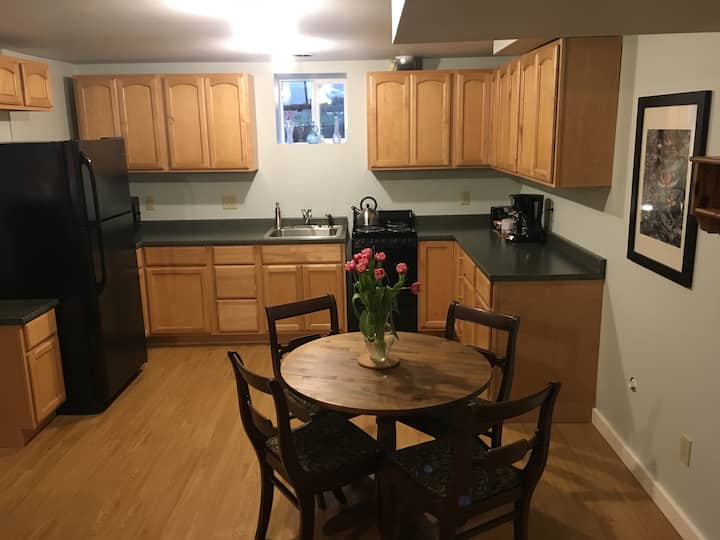 Large Basement Unit Near Mississippi And Alberta - Portland, OR