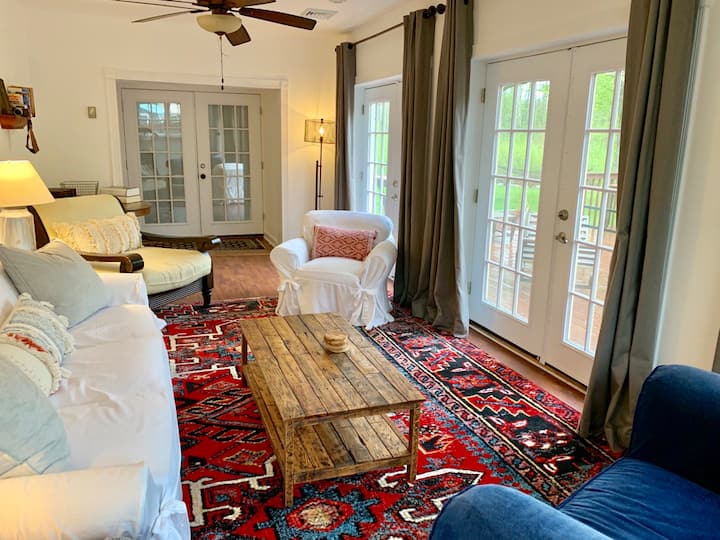 Cozy Creekside Getaway - Phoenicia, NY