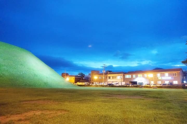 [Cheongchun Hostel2f]대릉원과 황리단길 근처! 찐 아늑 포근한 2인트윈룸 - Gyeongju-si