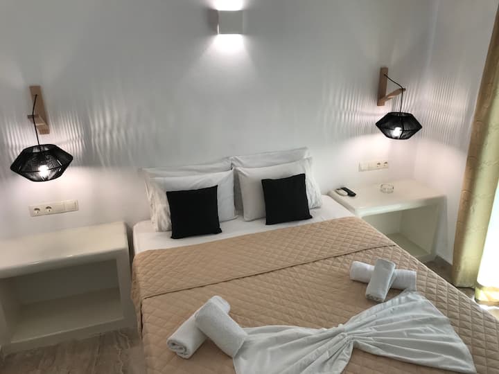 Vassiliki Rooms,50 Metres From The Beach.! - Paros