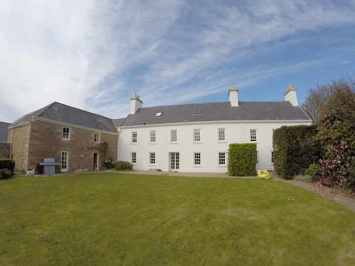 Large Rural 17th Century 2 Bed Cottage, Sleeps 6 - Guernsey