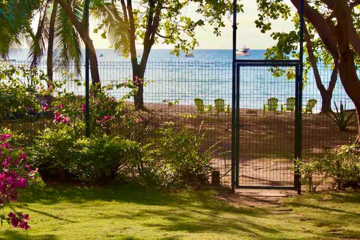 Charming Beachfront Family Vacation Villa - Playa Hermosa