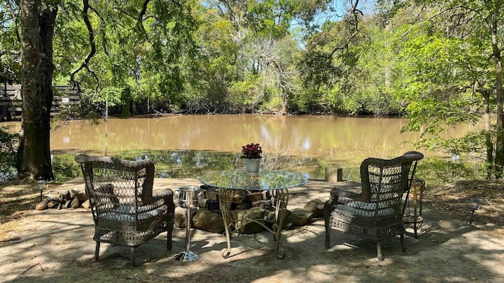 The Riverhouse  Historic Home On Vermilion River - Lake Peigneur, LA