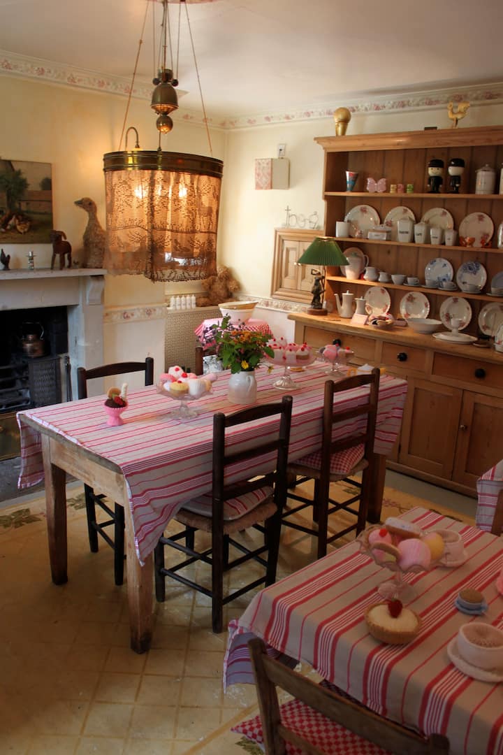 Fosse Farmhouse - The Pink Bedroom - Castle Combe
