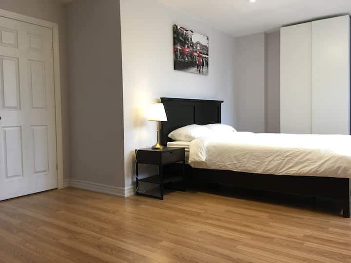 A Semi-basement Room Close To Yonge Subway - Toronto