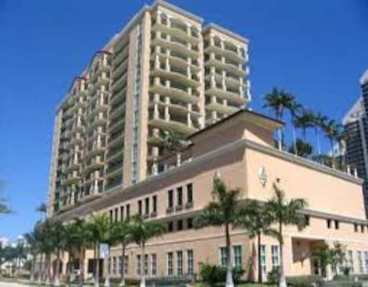 Apt 3/2 Deluxe Kd D05 1 / 2 Block On The Beach - Sunny Isles Beach, FL