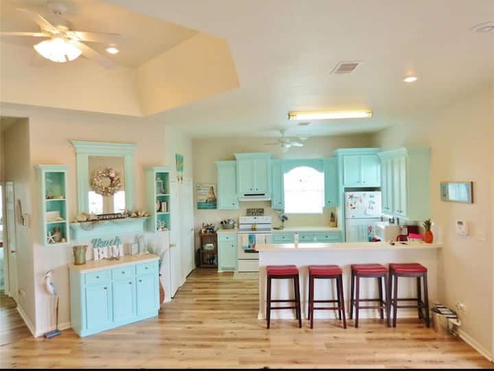 The Quirky Mermaid - Cozy Family, And Dog Friendly - Crystal Beach, TX