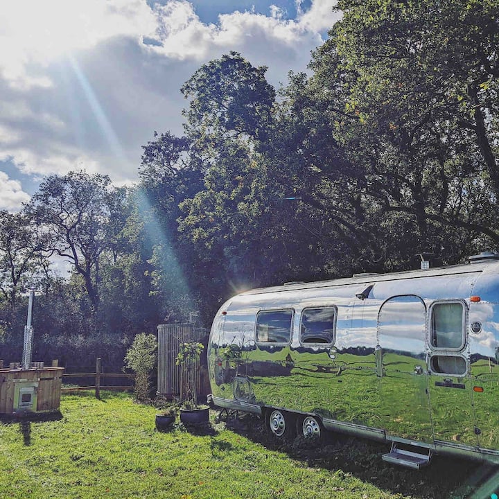 Airstream, Vintage American Caravan & Hottub - アッシュバートン