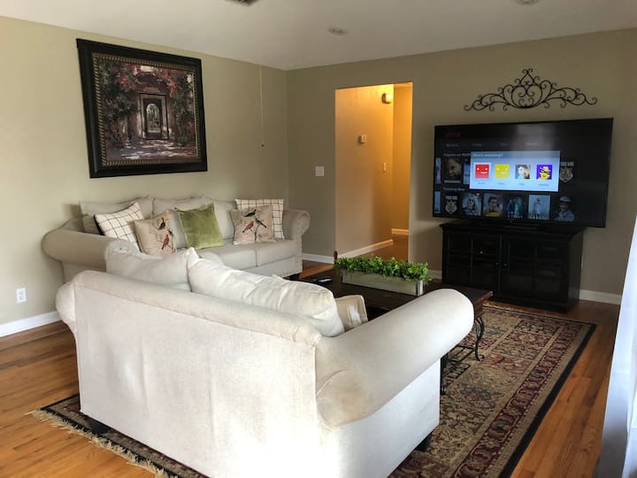 A Beautiful 4br2ba Wash &Dryer, Wifi, Fenced Yard - Uvalde, TX