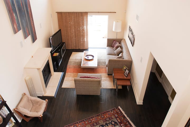 Rocking Hollywood Loft : 2bd/2ba + Prkg - West Hollywood, CA