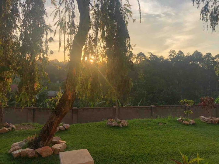 Beautiful Sunset View Bungalow - Kampala