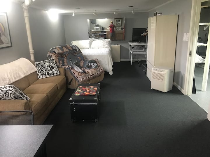 Basement Apartment In Birmingham Bungalow. - Southfield, MI