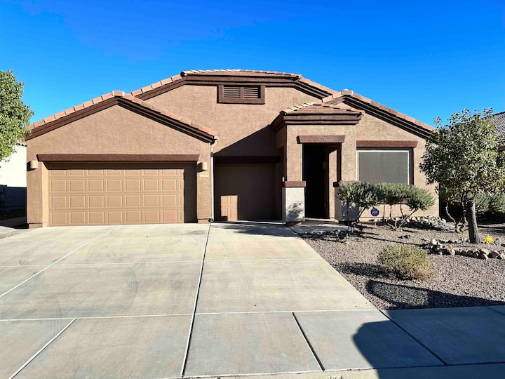 Beautiful 4 Bedroom Home! - Marana, AZ