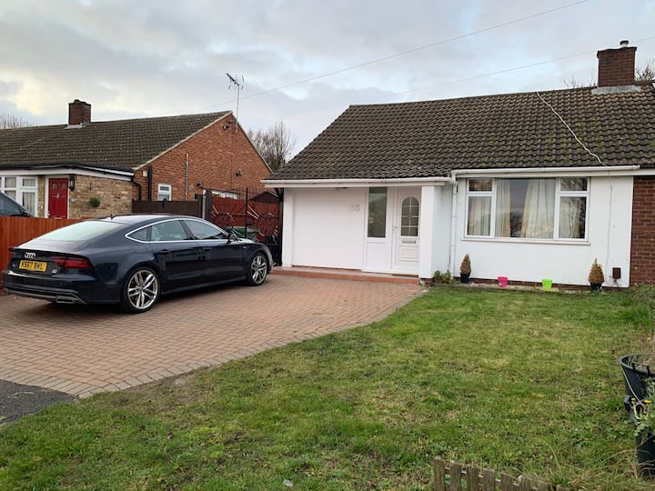 The White House! Beautiful 4 Bed 3 Bath Sleeps 11 - Watford