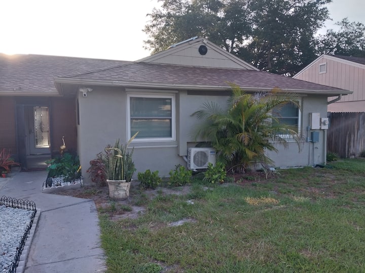 2-bedroom Guesthouse Getaway - Tampa, FL