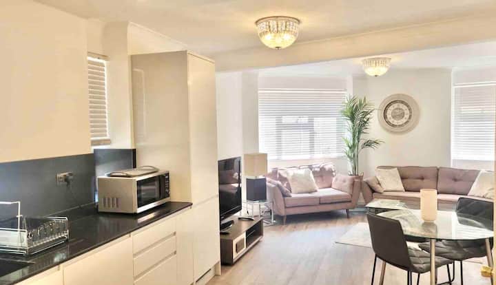 2 Bed Apartment In Regents Park - London
