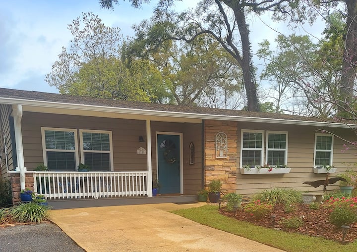 Cozy Cottage Convenient Neighborhood - Tallahassee, FL