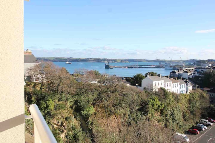 Light, Modern Apartment With Seaview - Penryn