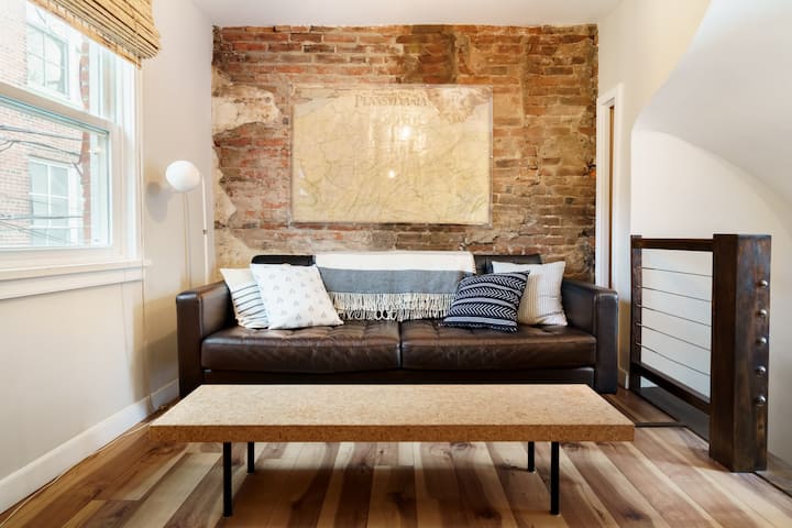 Cozy Queen Village Carriage House - Philadelphia, PA