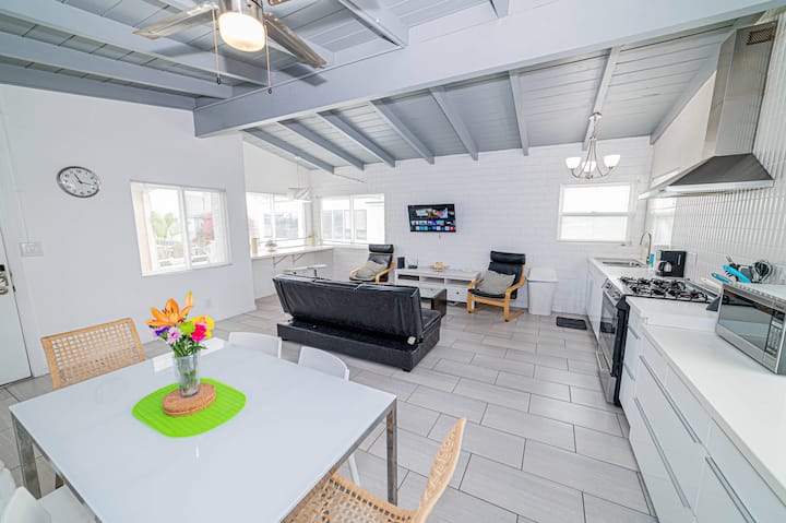 Whitewater View Luxury Condo - 헌팅턴비치