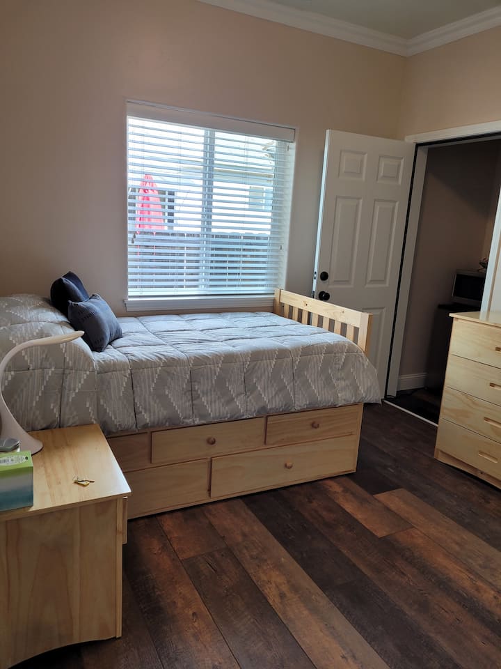 Rogue Garden Suite ~ 2 Bed Private Room & Bath - Medford, OR