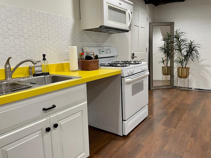 Honey Bee Suite With Full Kitchen - Sioux Falls, SD