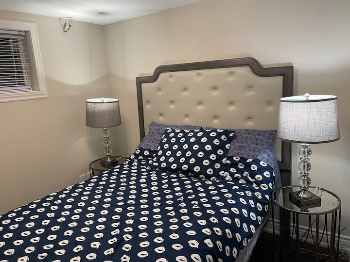 1 Bdr Bsmt Sleeps 4 ! Steps To Yonge St - Vaughan
