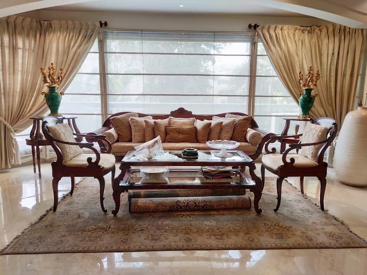 Arty Room In Heart Of South Ex Ii | 2 Mins - Metro - New Delhi