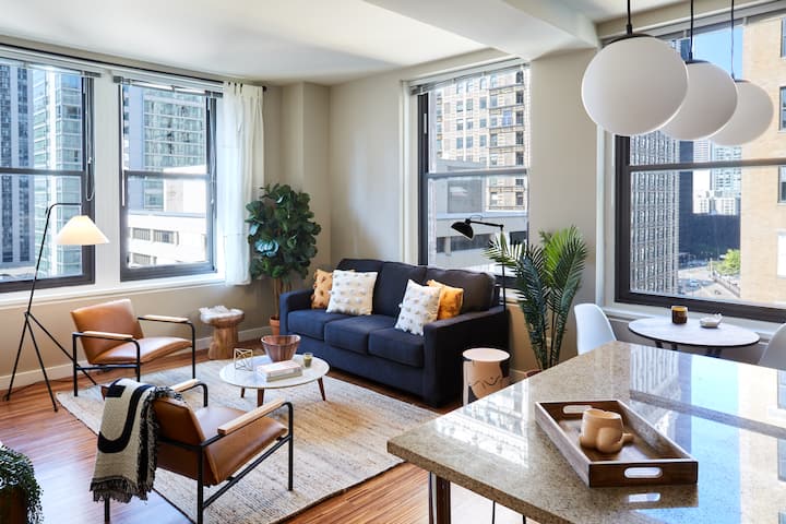 Stylish 4 Bedroom / 4 Bath In The Loop | Sleeps 12 - Chicago, IL