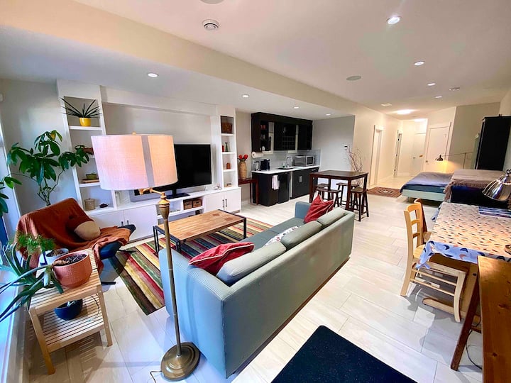 Comfy Walk-out Suite In Walkable Kensington Area - Calgary