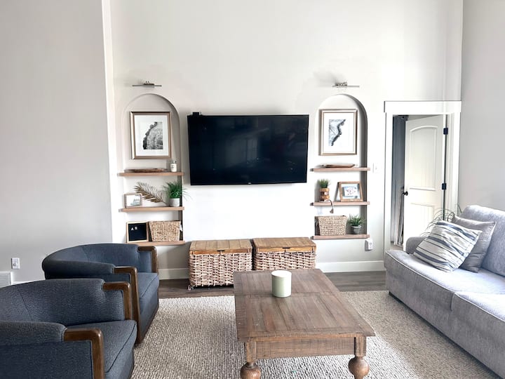 Modern Home With Beautiful Views! - Orem, UT