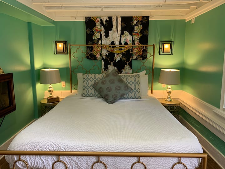Queen Spa Suite At The Elegant Peace & Plenty Inn - St. Augustine, FL