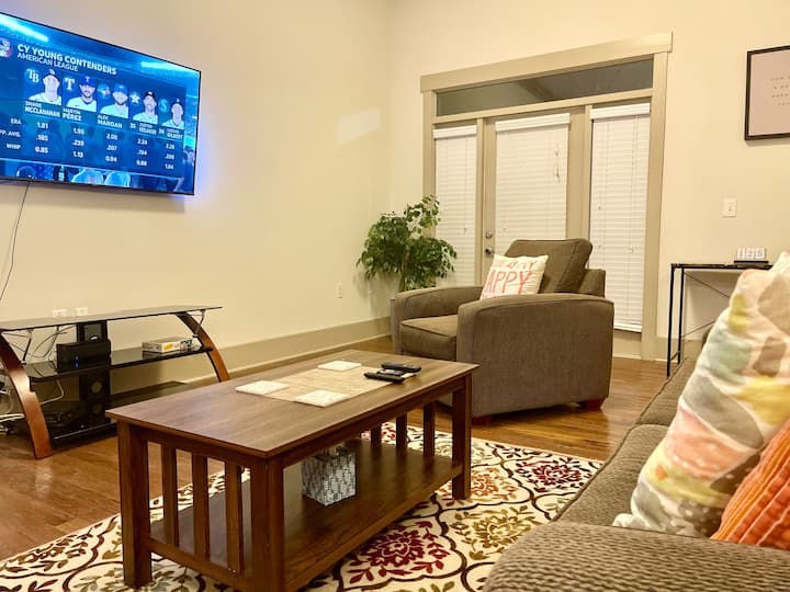 Private Street Entrance 1 Bedroom Near  Glenwood! - Raleigh, NC