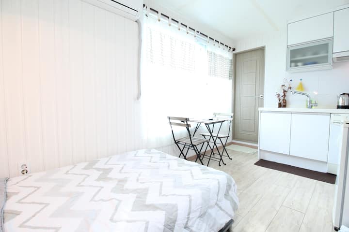 *Designer's Love Pretty Apartment Near Ku Station* - Seoul