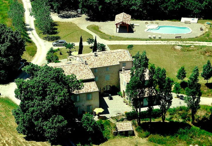 Masure: Gite Spacieux Avec Piscine à La Campagne - Mirmande