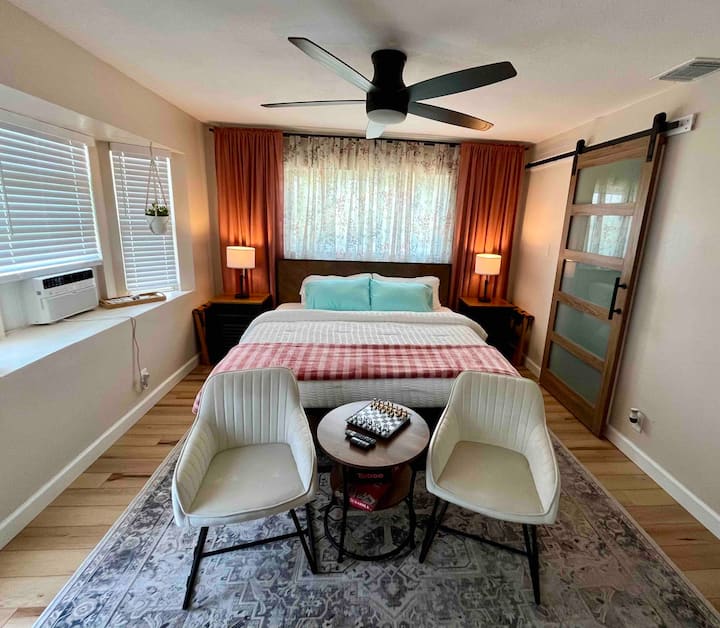 King Bed • Views • Minutes To Lake! - 峽谷湖