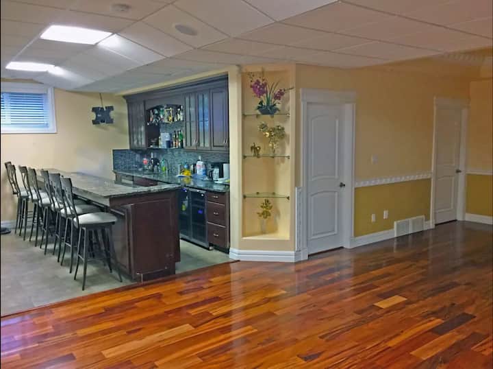 5 Star Private Bdrm, Hot Tub & Relaxation - Edmonton