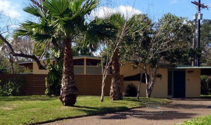 Mid Century Modern 4b/2b Home Wi Fi/ Pet & Kids - Harlingen, TX