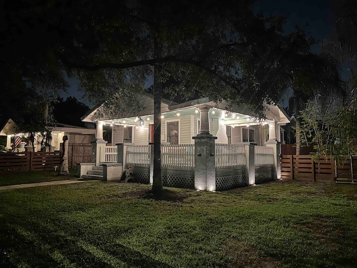 The Lambright Bungalow: 2bd/2ba Gem With Character - Tampa Bay, FL