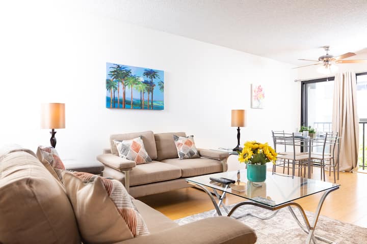 Sensational Hollywood Studio - Fully Furnished - Los Angeles, CA