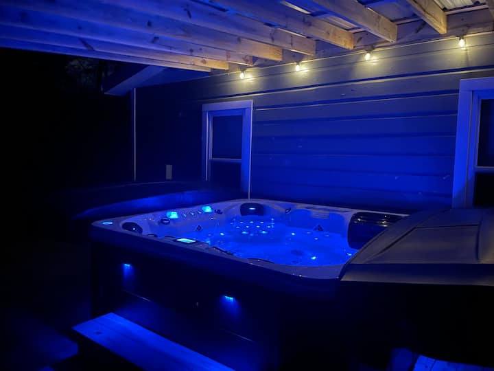 Bent Creek Getaway • Hot Tub • Trails • 3/2 - Asheville, NC